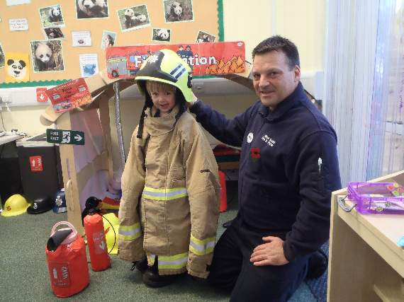 Fireman Simon visits school | farnhamherald.com