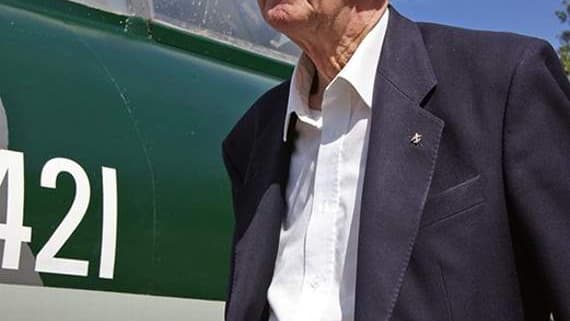 Tributes paid to first RAF Harrier pilot | farnhamherald.com
