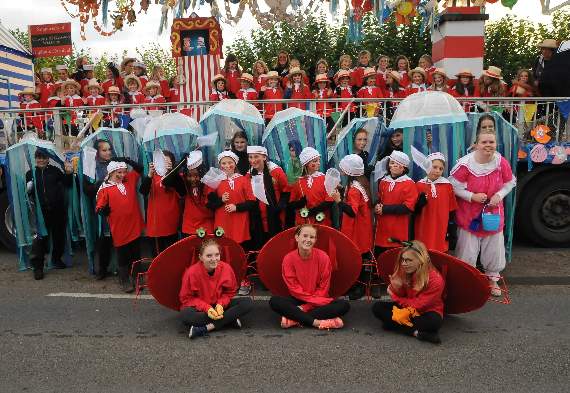 Bumper crowd for Liphook Carnival | farnhamherald.com