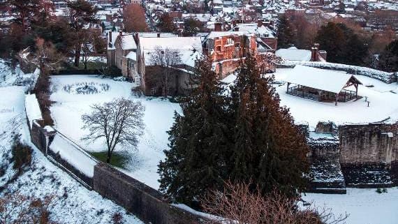 Roads chaos and sledging in the park as snow descends | farnhamherald.com