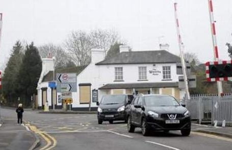 ‘Sloppy’ motorist fined after ignoring Farnham station level crossing ...
