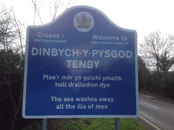 New 'welcome' sign encourages Tenby visitors to take to the sea ...