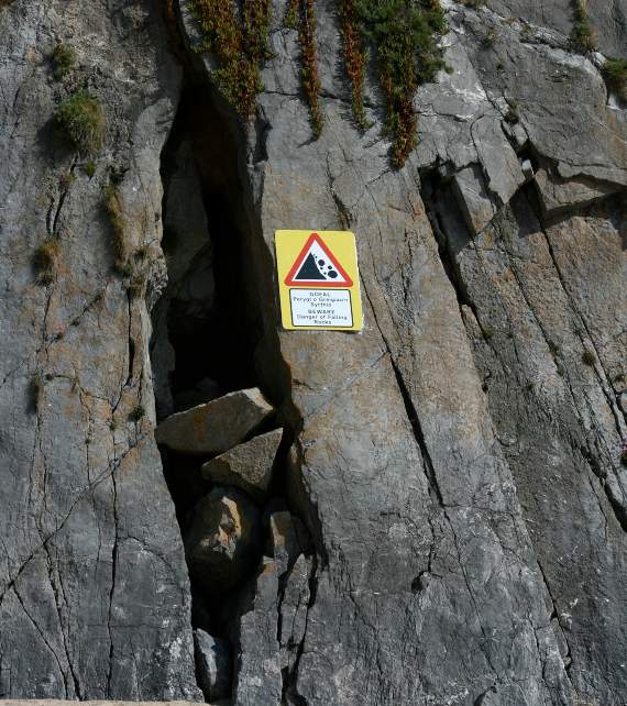 'Beware - danger of falling rocks' sign erected | pembroke-today.co.uk