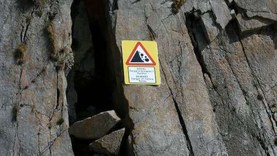'Beware - danger of falling rocks' sign erected | tenby-today.co.uk