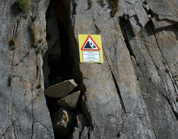 'Beware - danger of falling rocks' sign erected | pembroke-today.co.uk