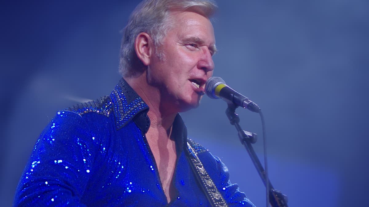 Neil Diamond tribute act at the Phoenix in Bordon | farnhamherald.com