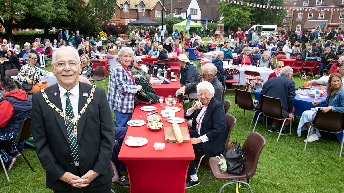 A very big crowd for a big Jubilee lunch at Farnham's Gostrey Meadow ...