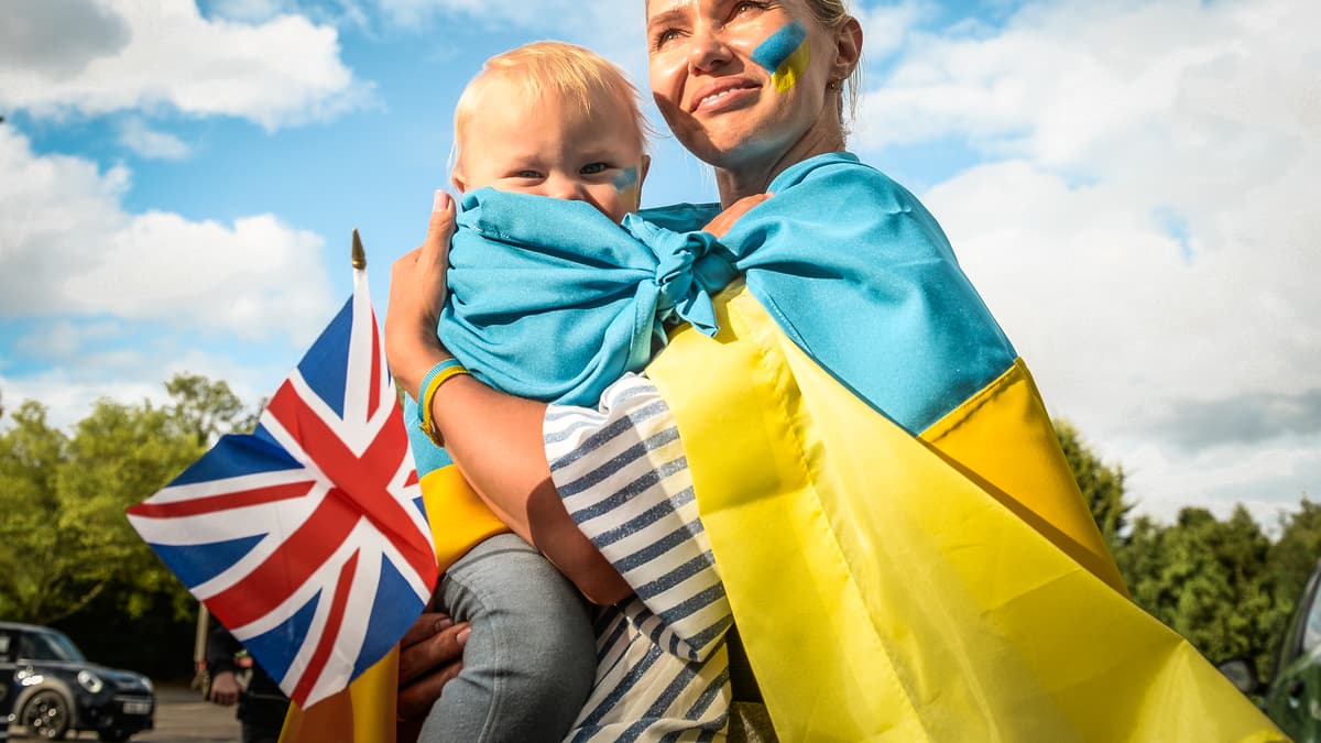 Gallery: Ukrainians applauded through town centre at Farnham Carnival ...