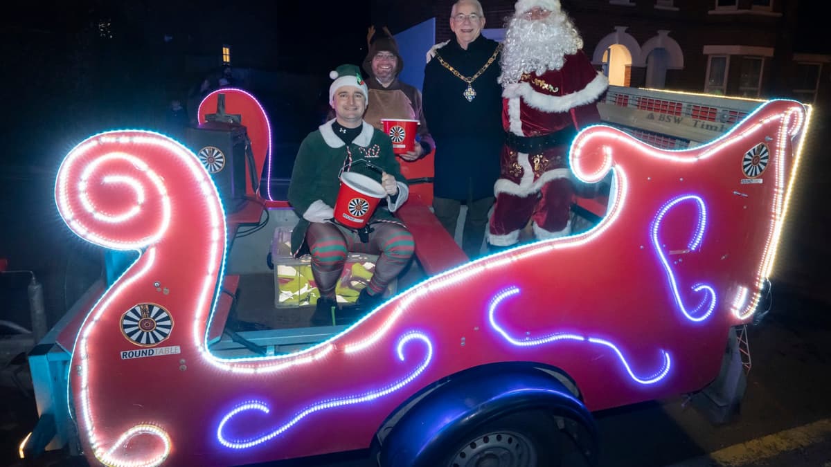 Farnham Santa's Sleigh tour is back tonight after record-breaking ...