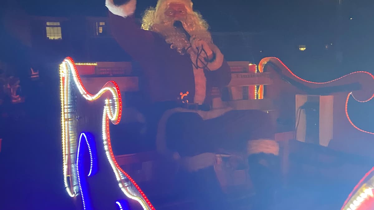 Video: Father Christmas spotted in Farnham as 2022 Santa’s Sleigh tour ...