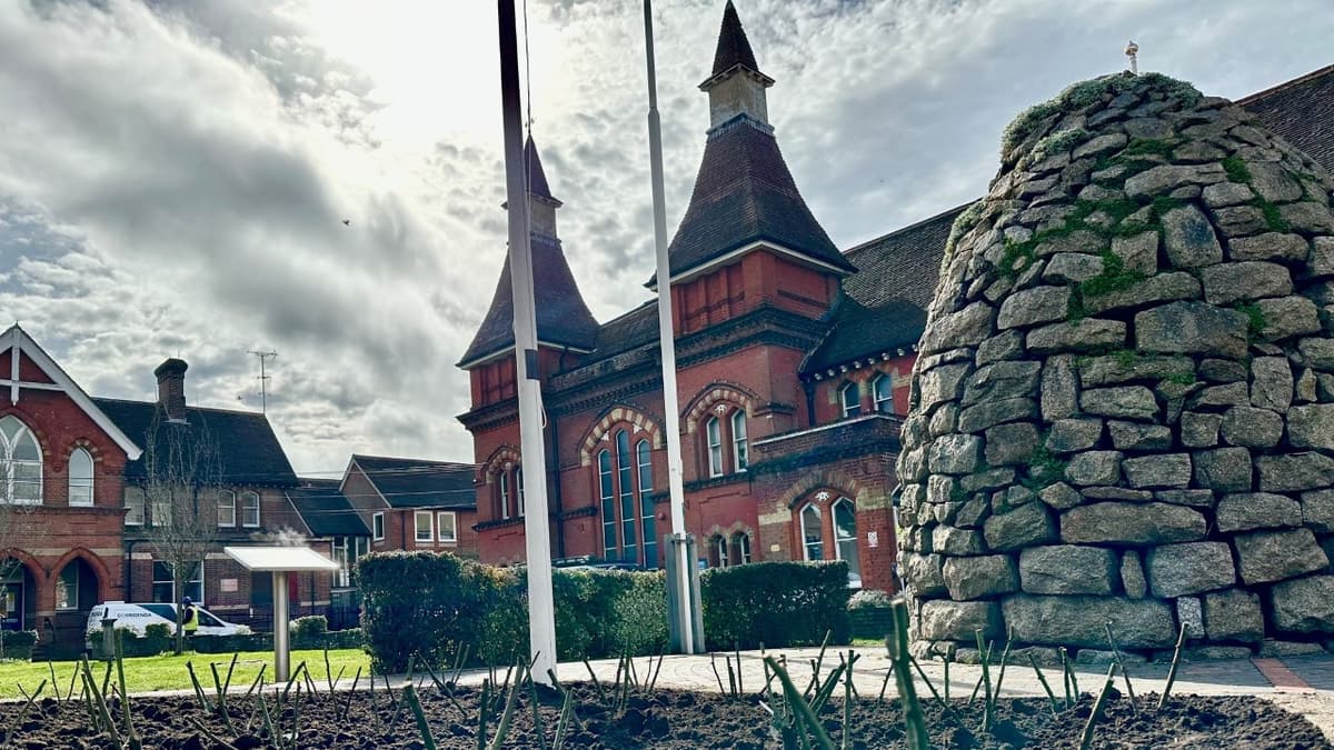 New roses bring peace to Alton war memorial | farnhamherald.com