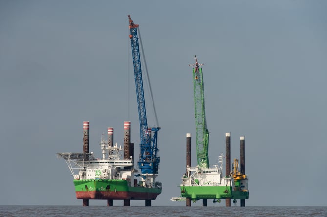 Giant platforms arrive off Hinkley Point coast for final stage of off ...