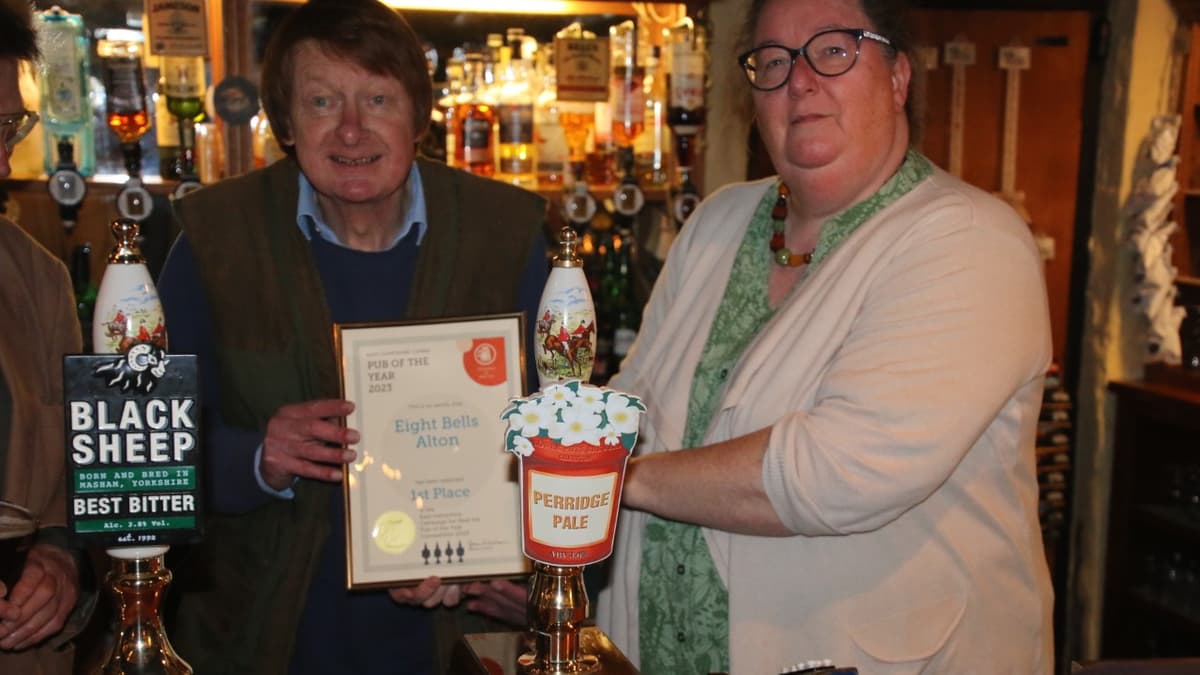 Eight Bells in Alton wins East Hants CAMRA Pub of the Year award ...
