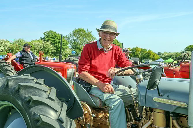 Teifi Valley Vintage Show welcomes hundreds of classic cars, motorbikes ...