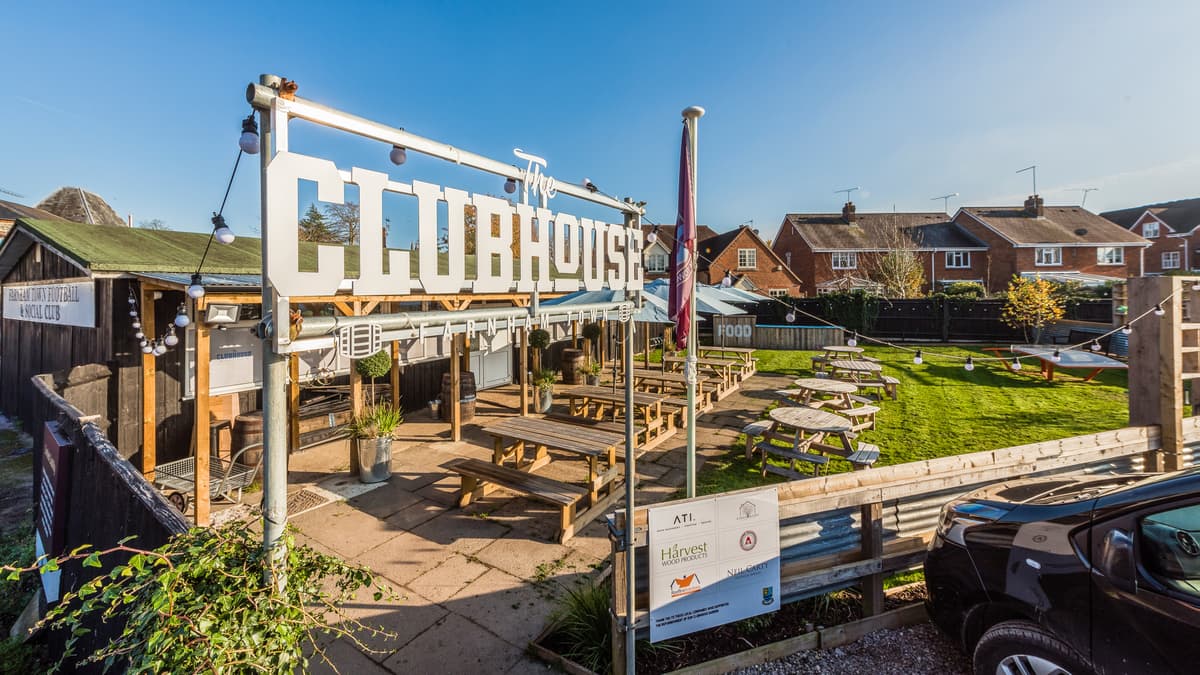 Farnham Town seals sponsorship deal with global brewery and pub chain ...