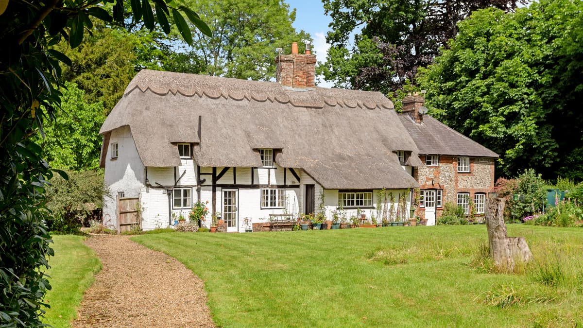 Alton thatched home for sale dates back to 1600s | farnhamherald.com