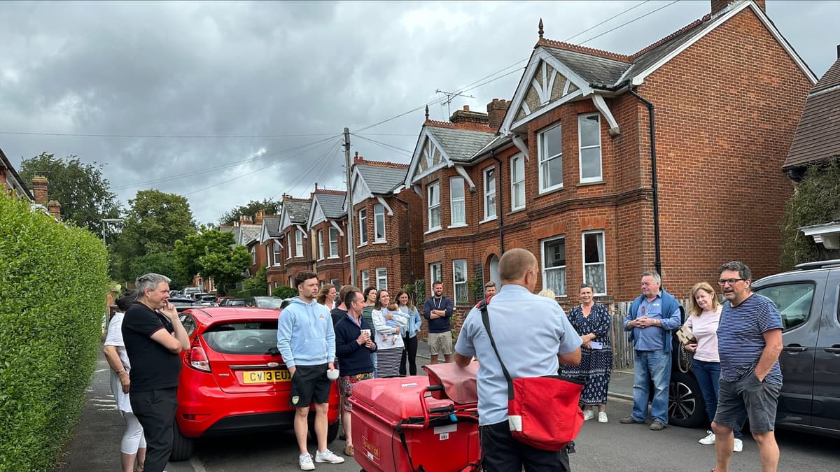 Much-loved Farnham postie Mark Wheeler hangs up his mailbag after 37 ...