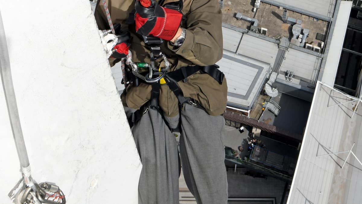 Peter the Great: Cheers as 92-year-old makes abseiling tribute to son ...
