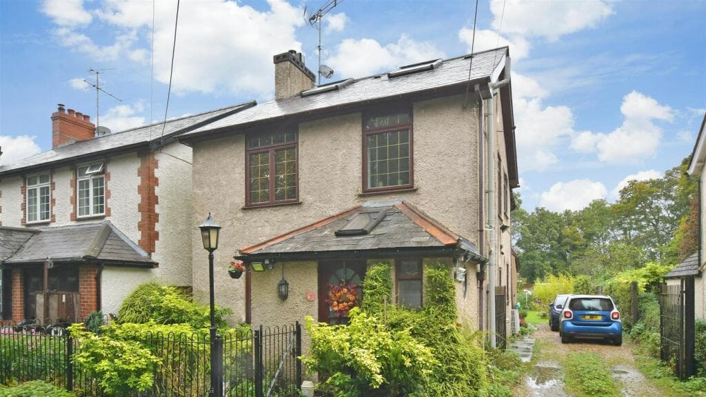 Farnham area's auction properties - from £70k flats to £700k houses ...
