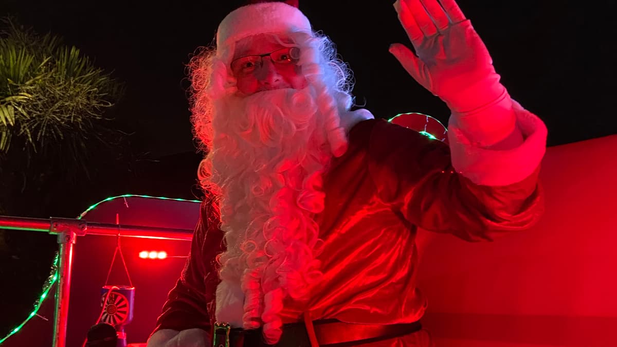 Watch: Santa's Sleigh spotted in Farnham in aid of Farnham Foodbank ...