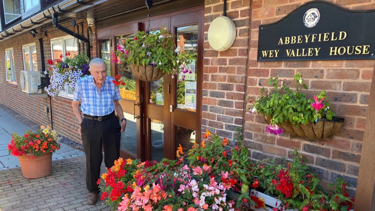 Second World War hero and Farnham in Bloom stalwart Frank Rhodes dies ...
