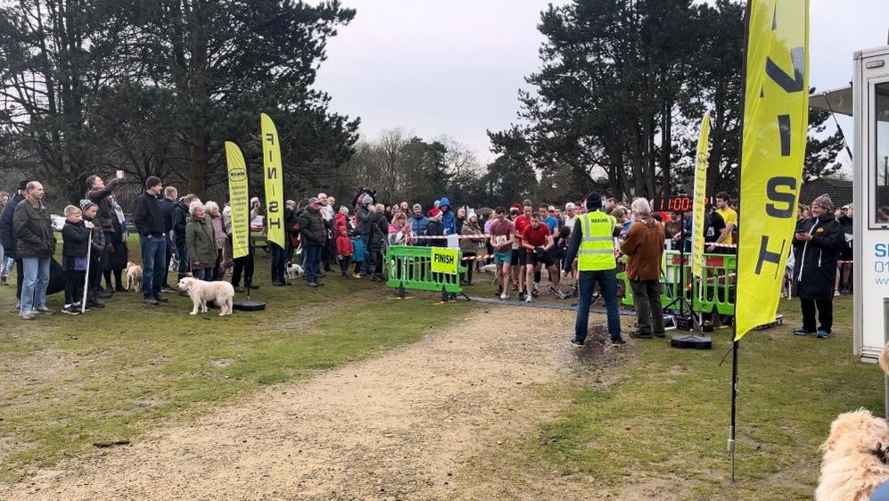 Record-breaking turnout: Hundreds lace up for Hindhead's Boxing Day Run ...
