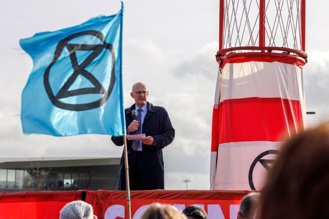 VIDEO: UN human rights experts probing Surrey Police action against ...