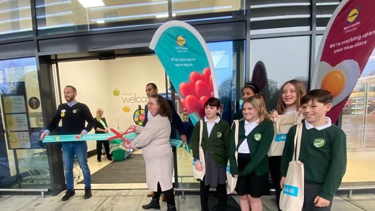 VIDEO: Lidl Alton finally opens its doors to shoppers | farnhamherald.com