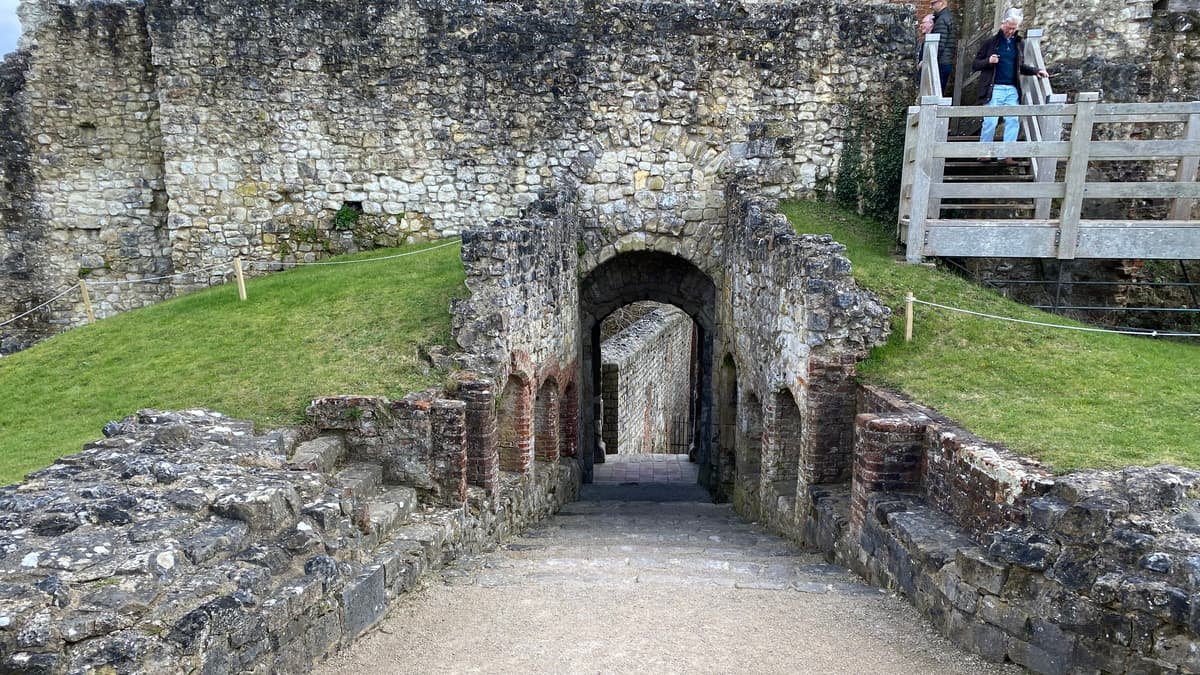 Chilling self-guided ghost tours shed light on castle's darkest secrets ...