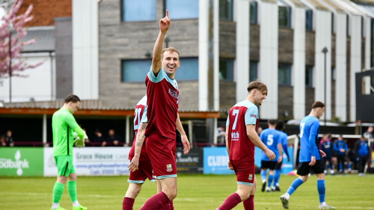 Champions Farnham beat Colliers Wood before lifting league title ...