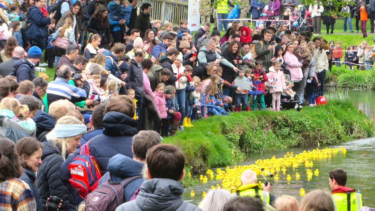 VIDEO: Huge crowds flock to the 2024 Great Farnham Duck Race ...