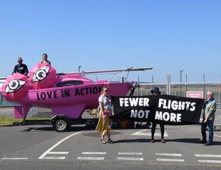 Activists block Farnborough airport’s three main gates | farnhamherald.com