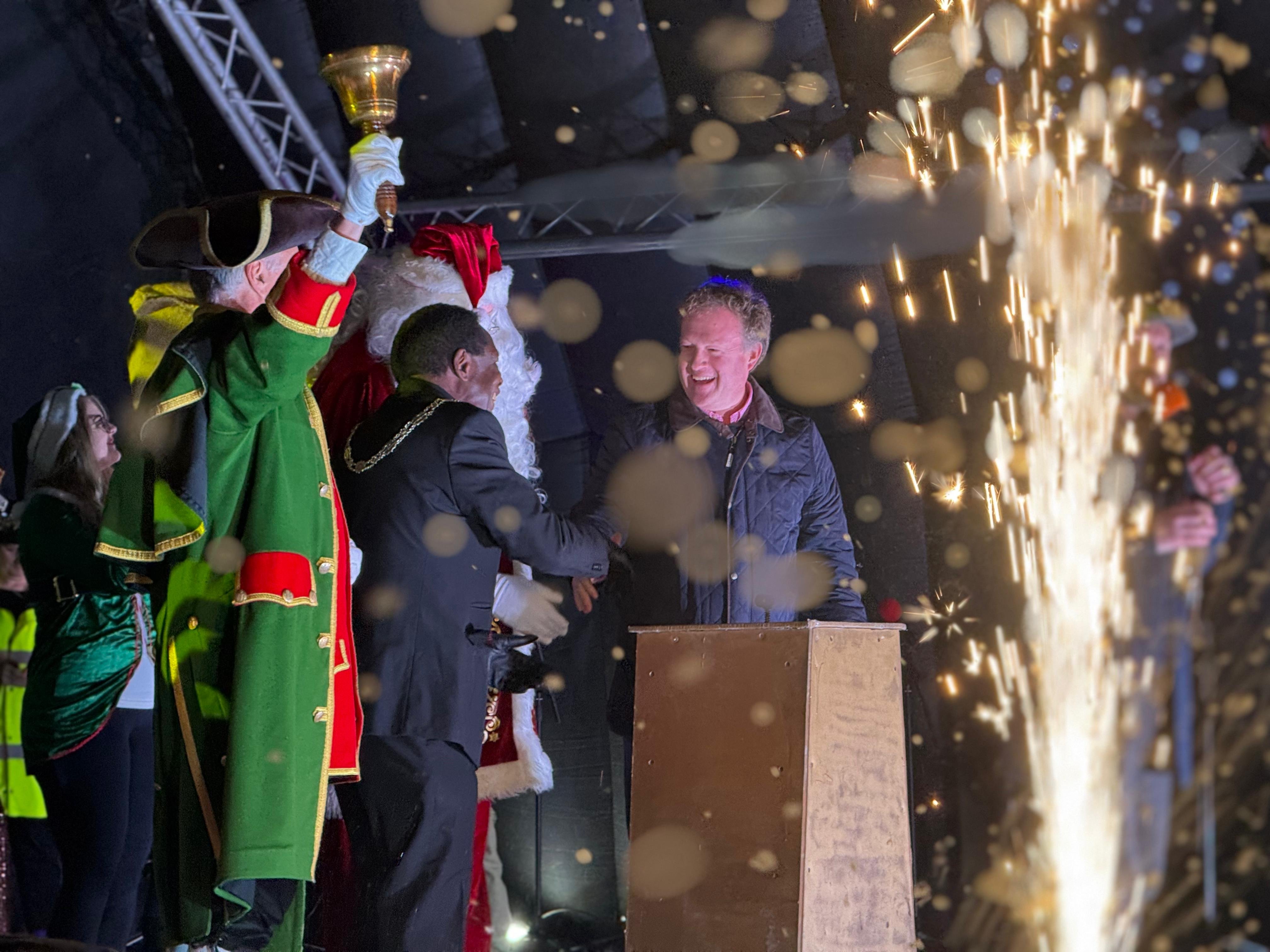 Town to sparkle as new Christmas lights unveiled | farnhamherald.com