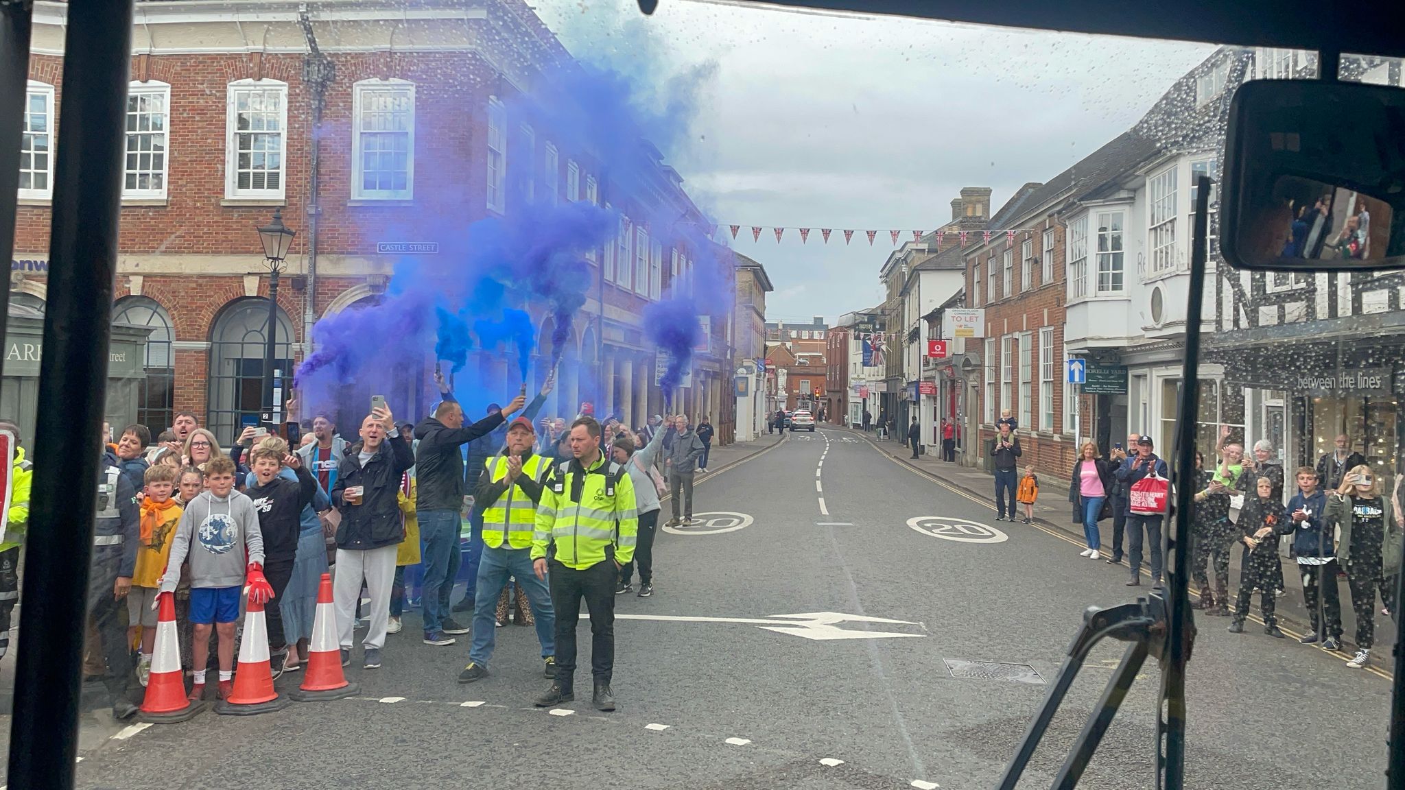 Farnham fans turn out in force to celebrate double sporting triumph | farnhamherald.com