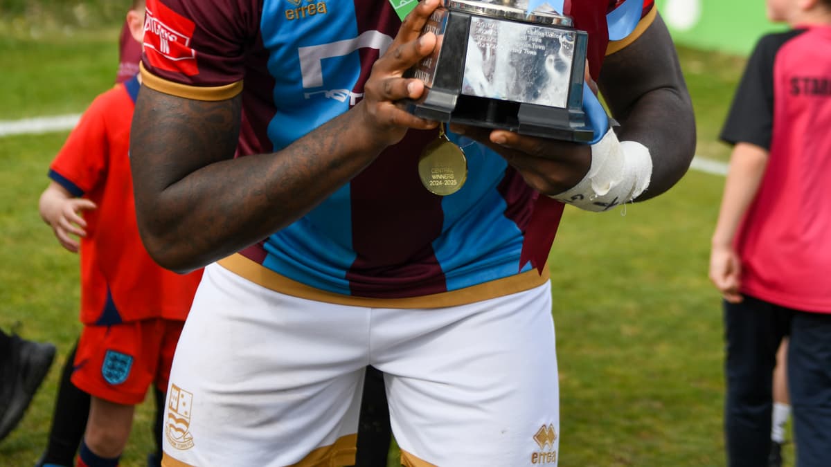 Six Farnham players sign new contracts | farnhamherald.com