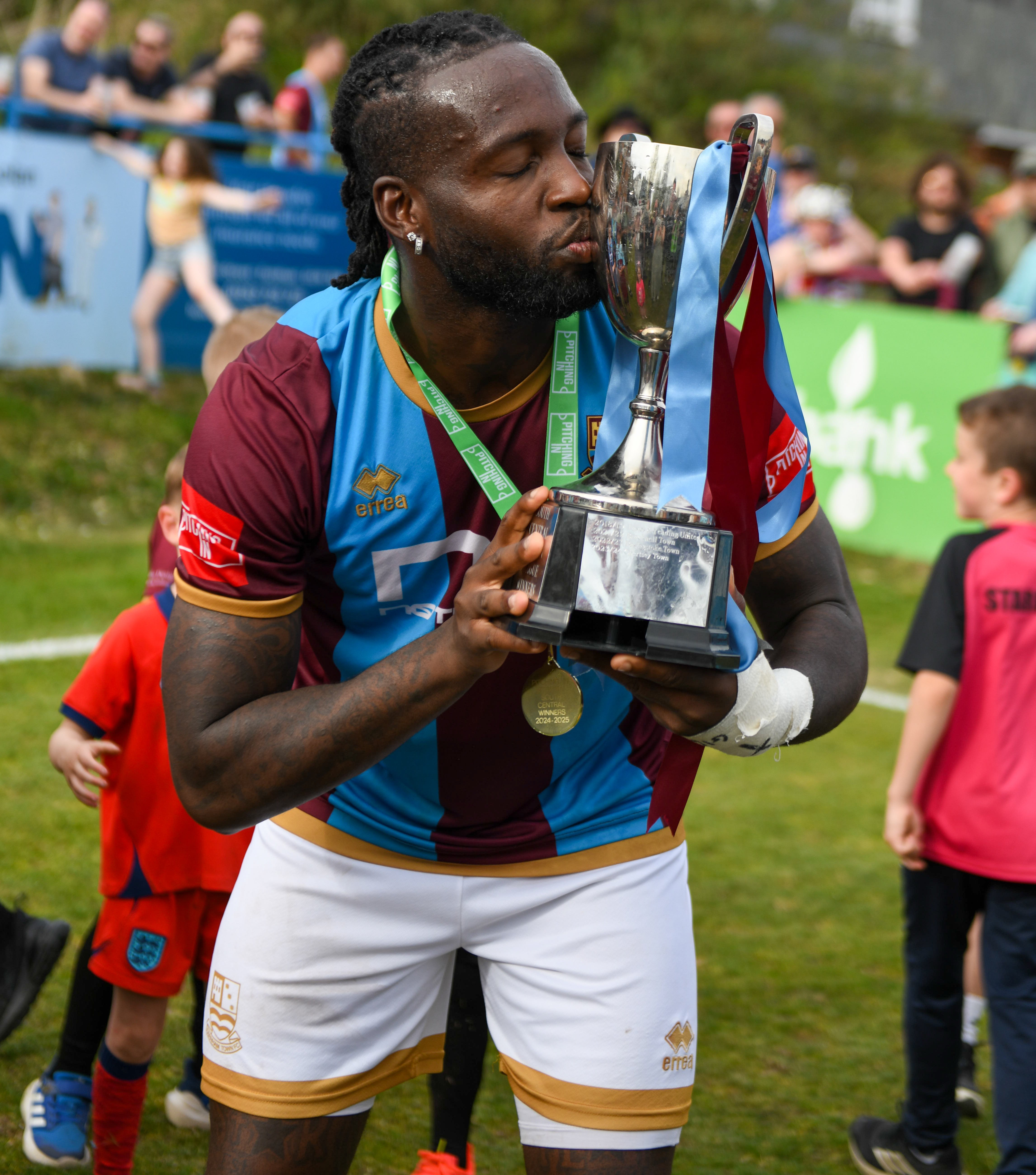 Six Farnham players sign new contracts | farnhamherald.com