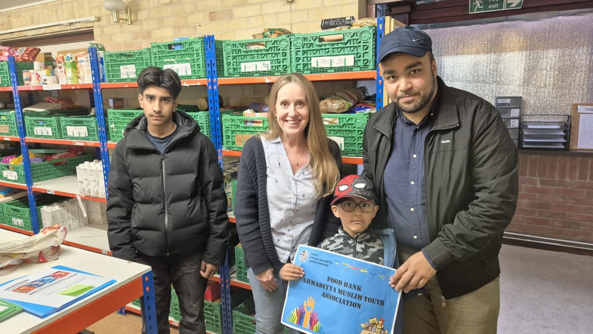 Muslim youth group gives helping hand to Farnham Food Bank ...