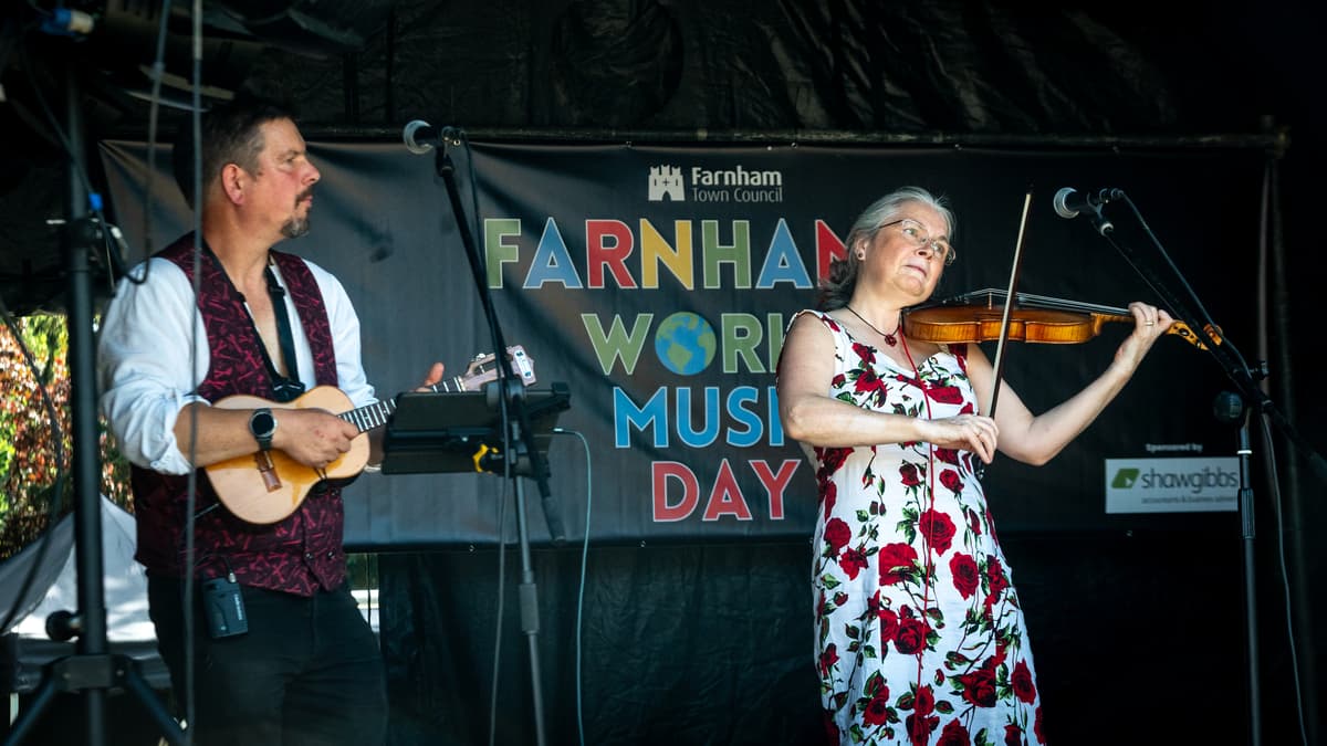 Afternoon of free live music rounds off Farnham’s carnival weekend ...