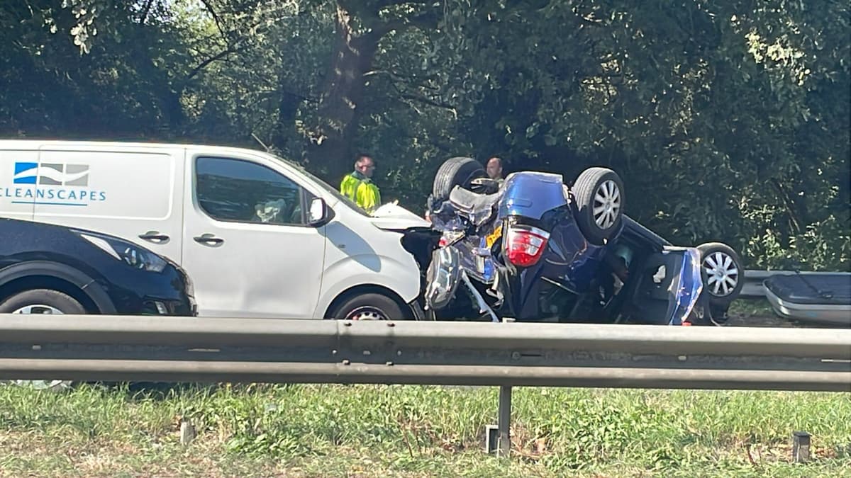 Accident on A31 Farnham bypass: Eastbound carriageway closed from ...