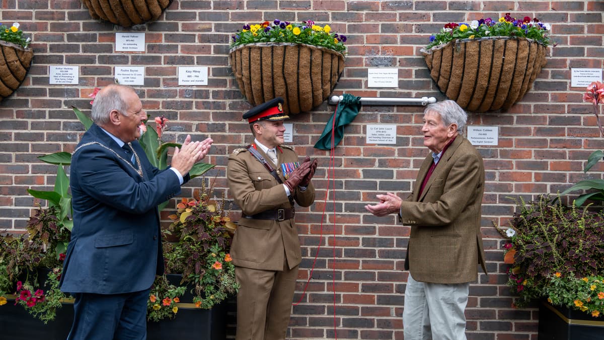 Plaque honours Farnham soldier and art school founder | farnhamherald.com