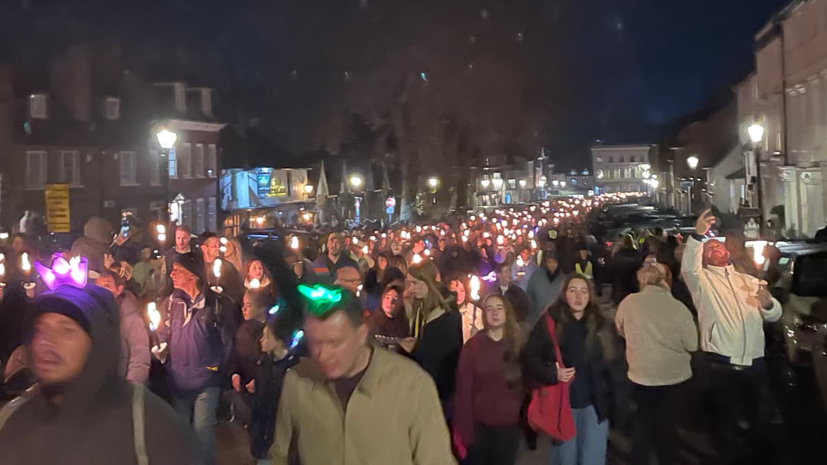 WATCH: Thousands join Farnham Fireworks and Torchlit Procession event ...