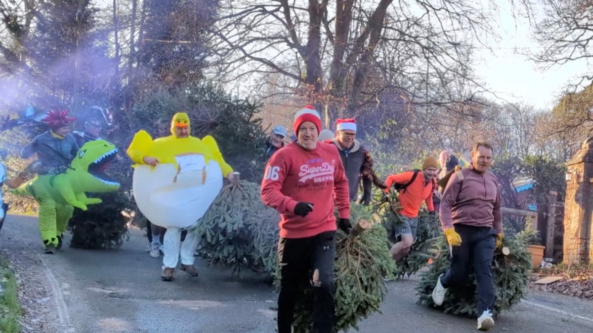 WATCH: Villagers get running down that hill in Ewshot Christmas Tree ...